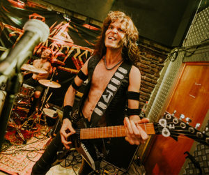 EVIL INVADERS Pocos, pero locos | The Pichangas